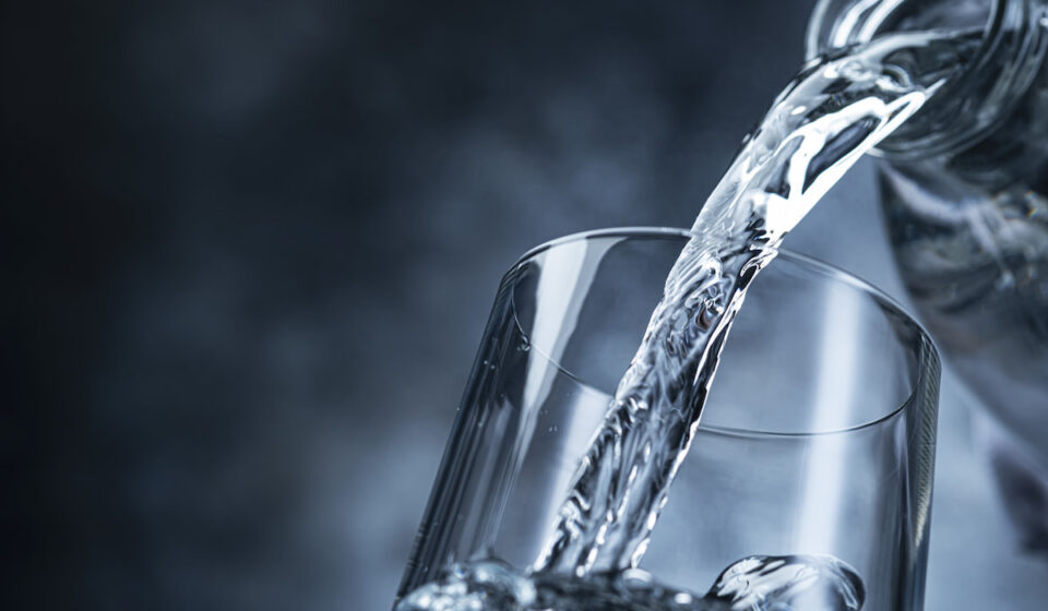 How Much Does Water Weigh? - Farmhouse Guide